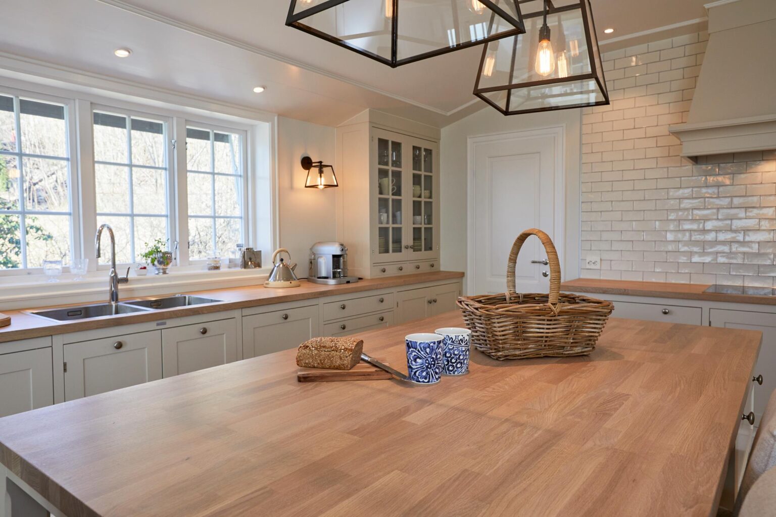 Corinor | Skreddersydde benkeplater i Corian og Heltre